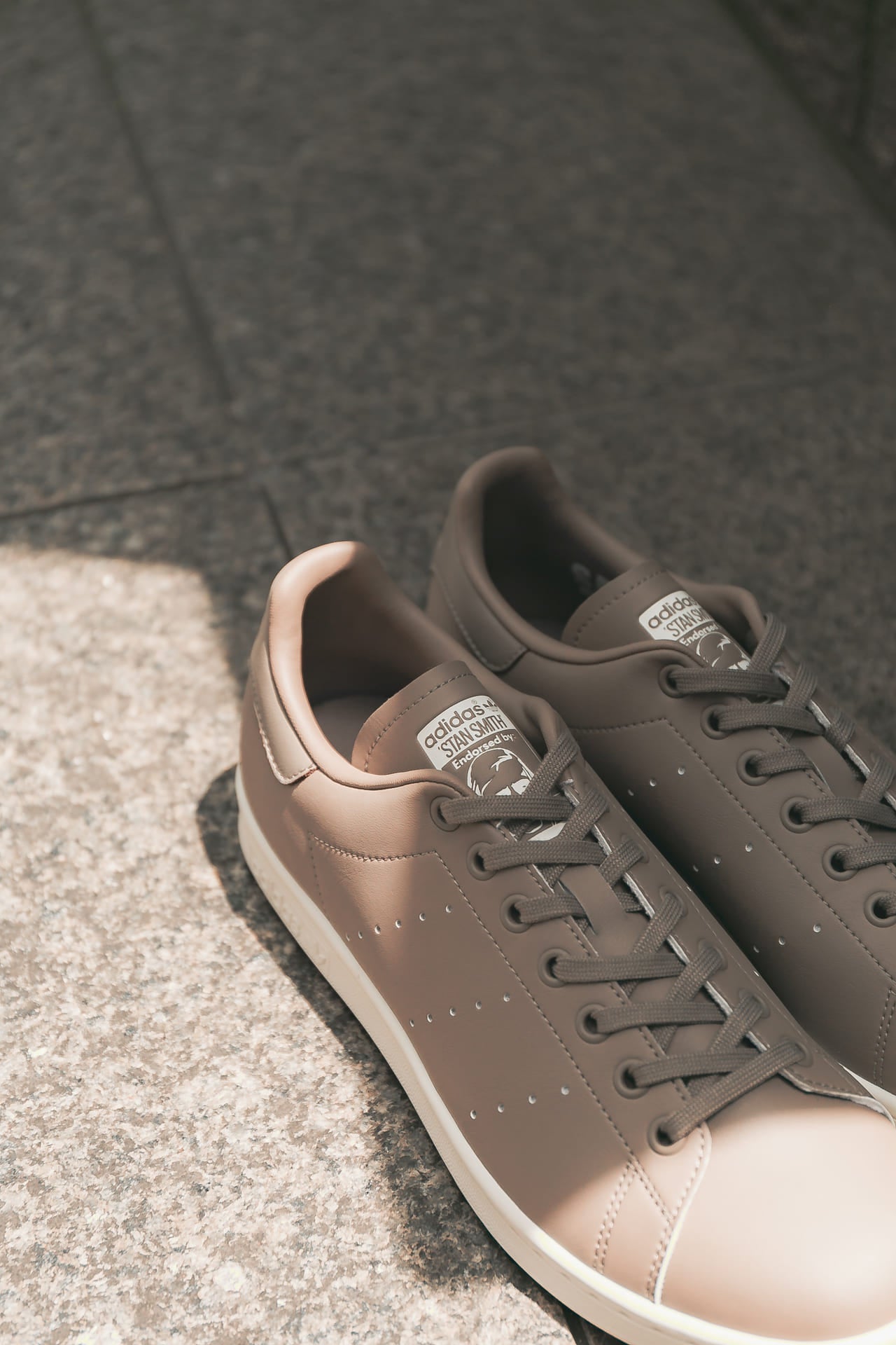 [Gallery] 【格上げスタンスミス】正解は白でも黒でもなく「トープ」。子供っぽくならない、アーバンリサーチ別注モデル。 メンズノンノ ...