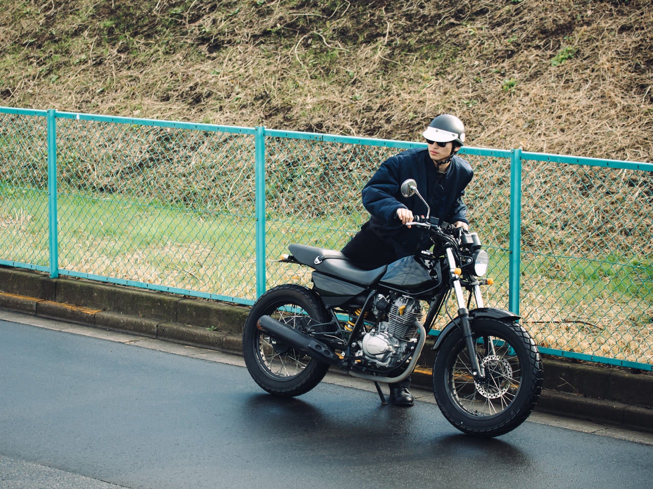 「ホンダ FTR223」は自分がカッコよくあるために乗る！ ファッションと同じ感覚でバイクも楽しむ【俺たちの“ノリモノ”語り！／Vol.14 ...