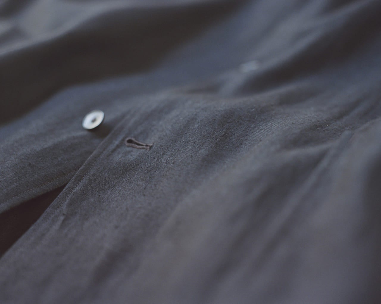 「コモリ」の2023年春夏新作を公開。着るだけで様になる、ずっと着たい洋服たち [COMOLI 2023SS] メンズノンノウェブ | MEN'S NON-NO WEB