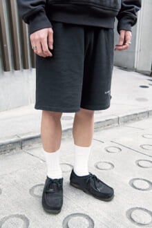 なぜオールブラックの「クラークス／ワラビー」なのか。流行を作る若者たちのリアルな履きこなし4選 [Clarks／Wallabee] メンズ ...