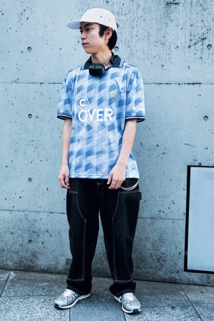 コム デ ギャルソン・オムのシャツの裾からオークリーのバッグを…腰から粋な小物をチラ見せ3連発！[おしゃれな人の夏のマイルール] メンズノンノ ...