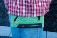 「オークリー」がいま服好きたちの間で一番アツい！コム デ ギャルソンコラボ、スニーカー、サングラス…Y2Kムードな愛用品10選と正解着こなし ...