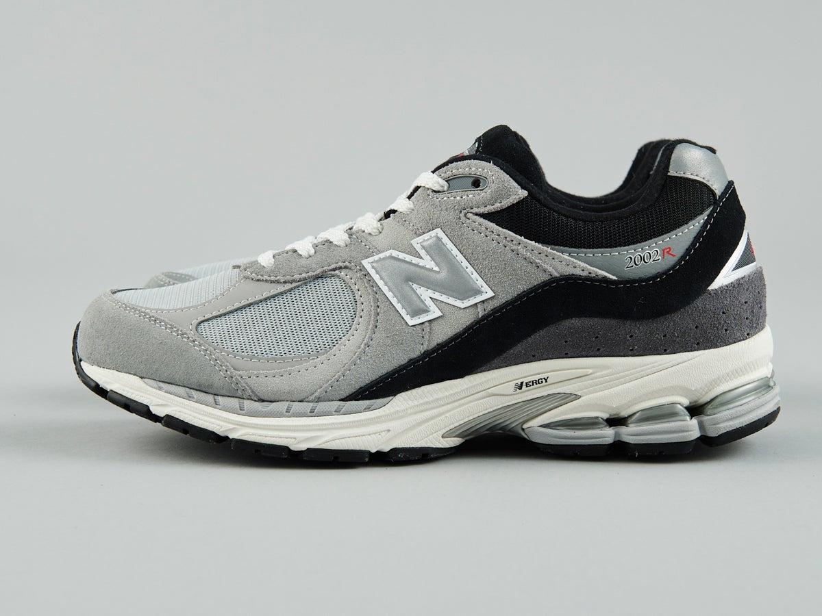 「ニューバランス M2002R」の注目新作を服好き2人が試着＆本音レビュー！ 大人グレーか初のドローコードか、それが問題だ！ メンズノンノウェブ | MEN'S NON-NO WEB