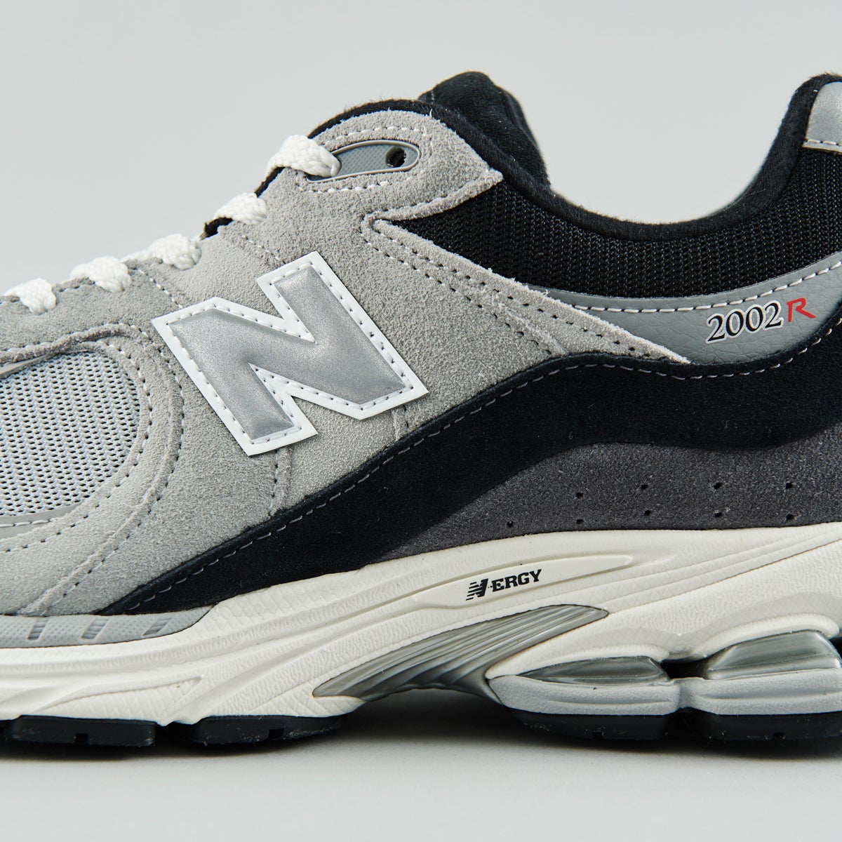 「ニューバランス M2002R」の注目新作を服好き2人が試着＆本音レビュー！ 大人グレーか初のドローコードか、それが問題だ！ メンズノンノ ...