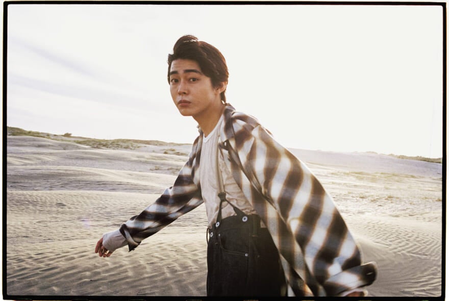 心地よいセッションから生まれる「いい写真」。川島小鳥と倉 悠貴、秋のはじまりの海で。 メンズノンノウェブ | MEN'S NON-NO WEB