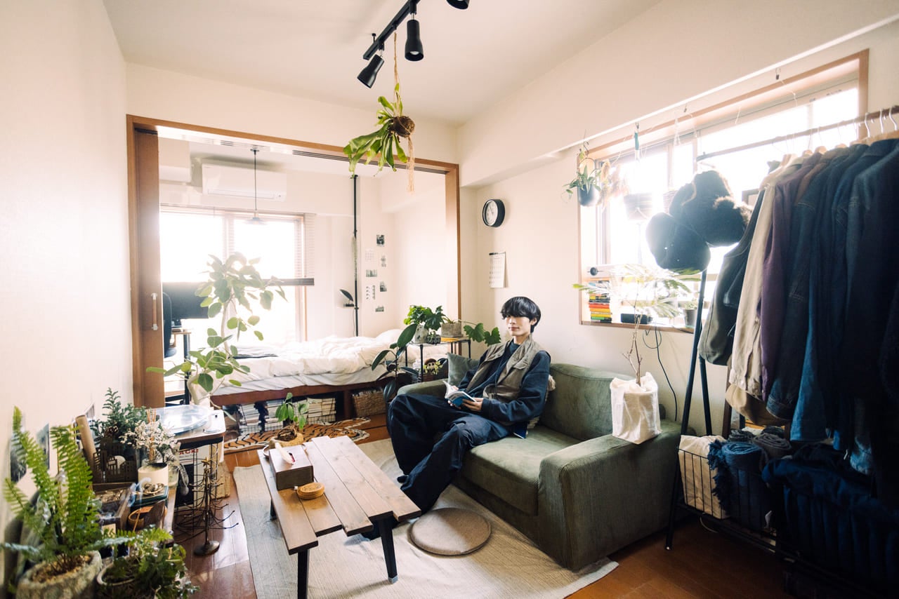自然光が差し込む部屋で大好きな植物に囲まれて。カフェのように落ち着く1DK【おしゃれ男子の部屋カタログ／Vol.19・篠崎 舜】 メンズノンノウェブ | MEN'S NON-NO WEB
