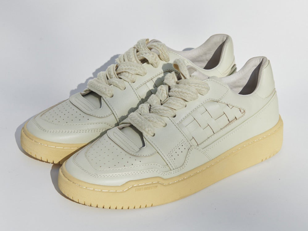 ニューバランス…合わせやすい、だけじゃない。ひねりのある「モノトーン」スニーカー4選。 メンズノンノウェブ | MEN'S NON-NO WEB