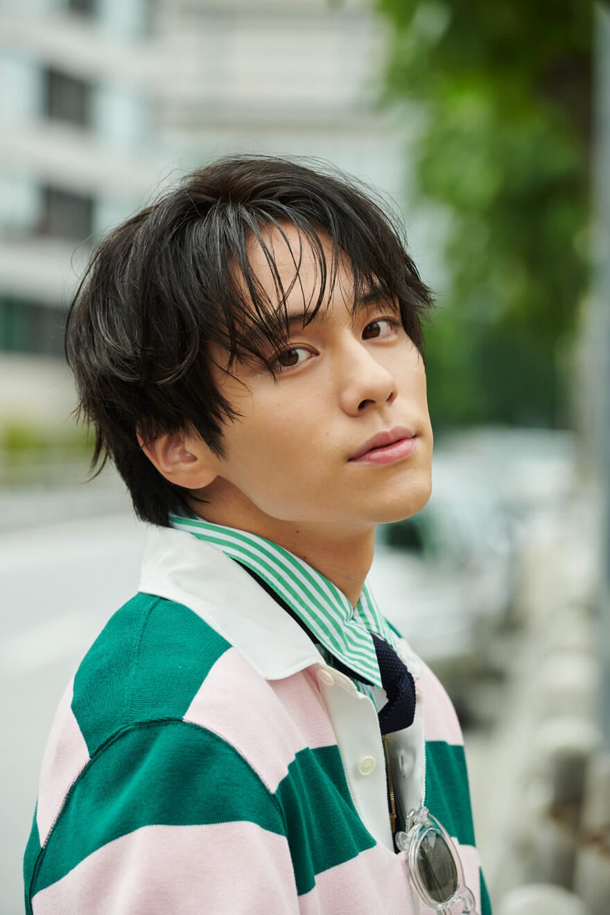 山下幸輝はポップカラーなタイドアップの装いで。「フォーマルとカジュアルを融合したファッションに憧れます」 【人気者たちのサマースタイル ...