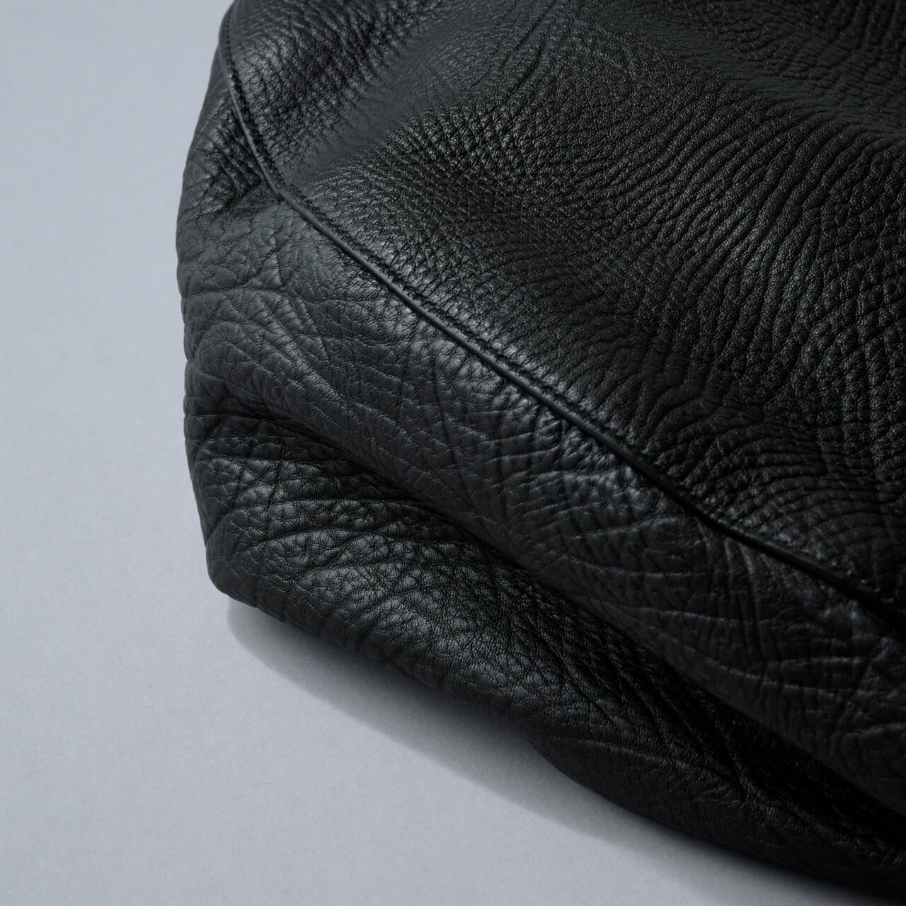 「バーバリー」の“ラージ ナイトバッグ” は大人な黒レザー。乗馬の鞍から着想を得たシェイプが着こなしのアクセントに！【アクセサリー代わりに持ち ...